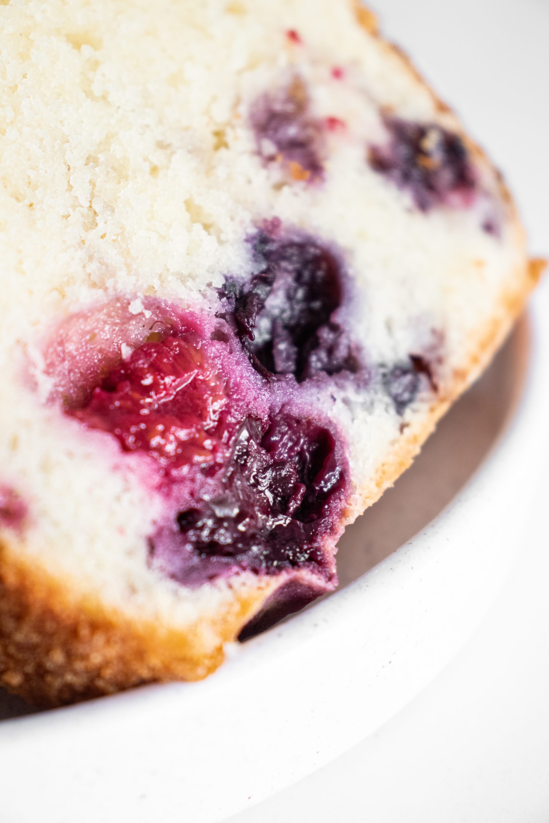BUDÍN CON FRUTOS ROJOS Y CHOCO BLANCO - Despiértate Carola